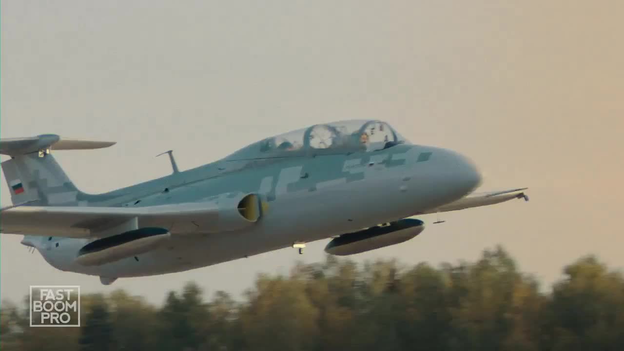 Video del avión que sobrevuela un Tesla - 21/12/2020 - Clarín.com