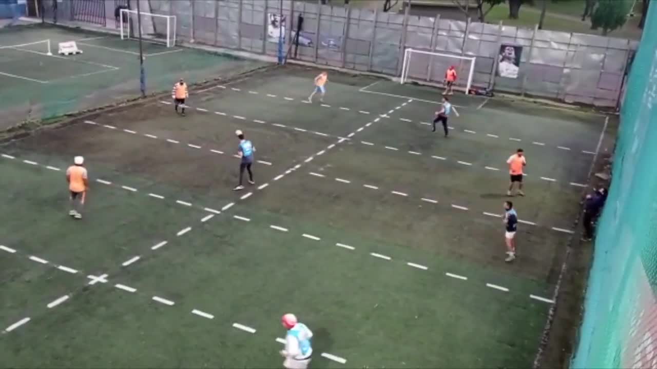 Video: Metegol humano - 26/06/2020 - Clarín.com