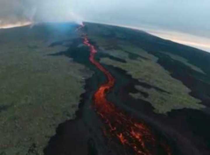 Video. Increíbles imágenes de la erupción del volcán Wolf - 11/01/2022 ...