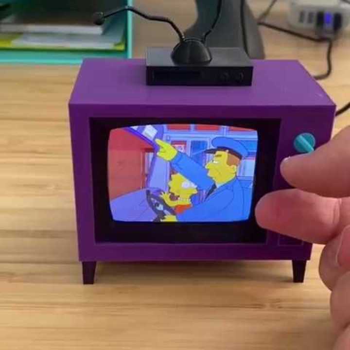 Video. El increíble mini televisor de Los Simpson - 24/08/2021 - Clarín.com