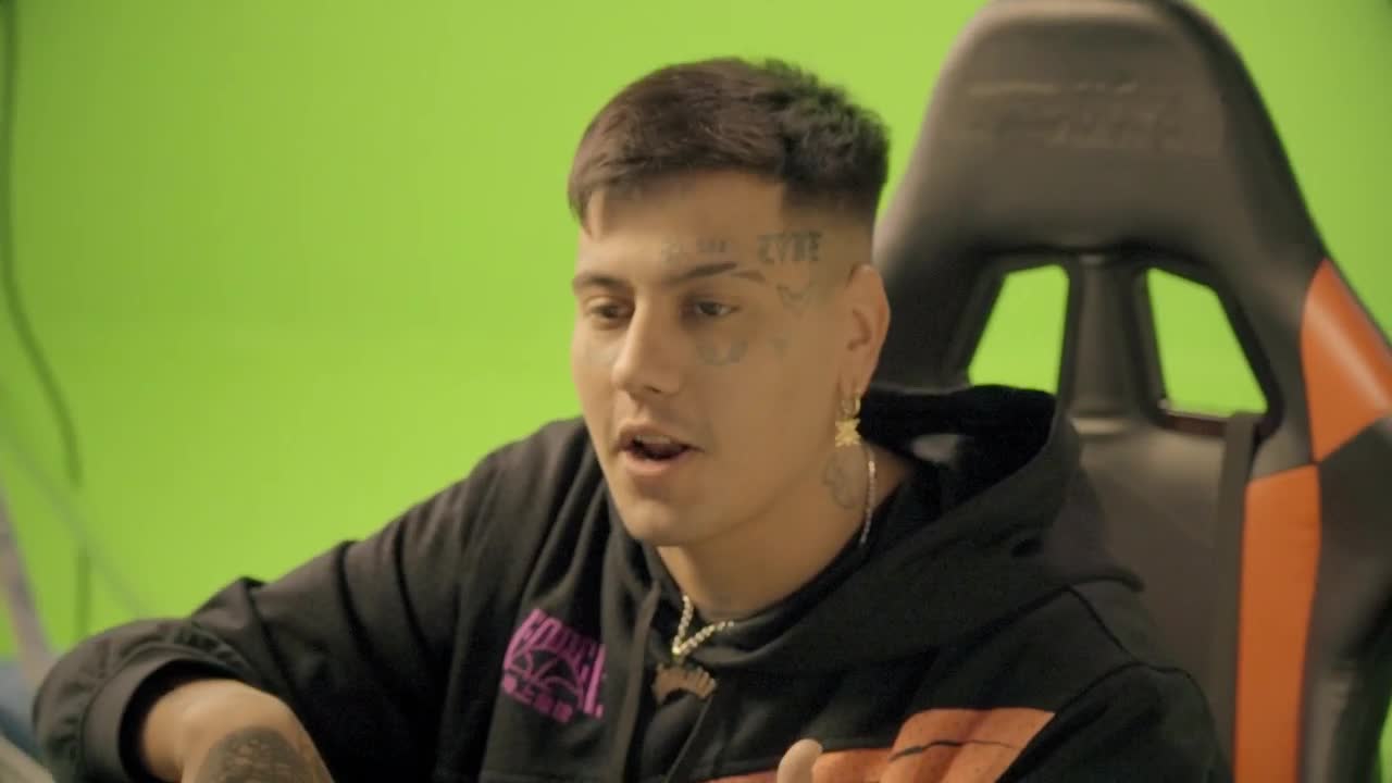 El cantante Duki en el backstage de su colaboración con NBA Latam - 05 ...